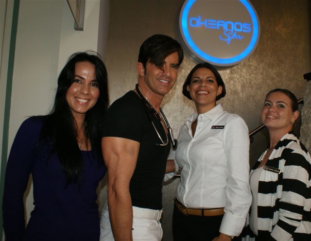 Dr Robert Ray Visits Aruba as Guest of Okeanos Spa